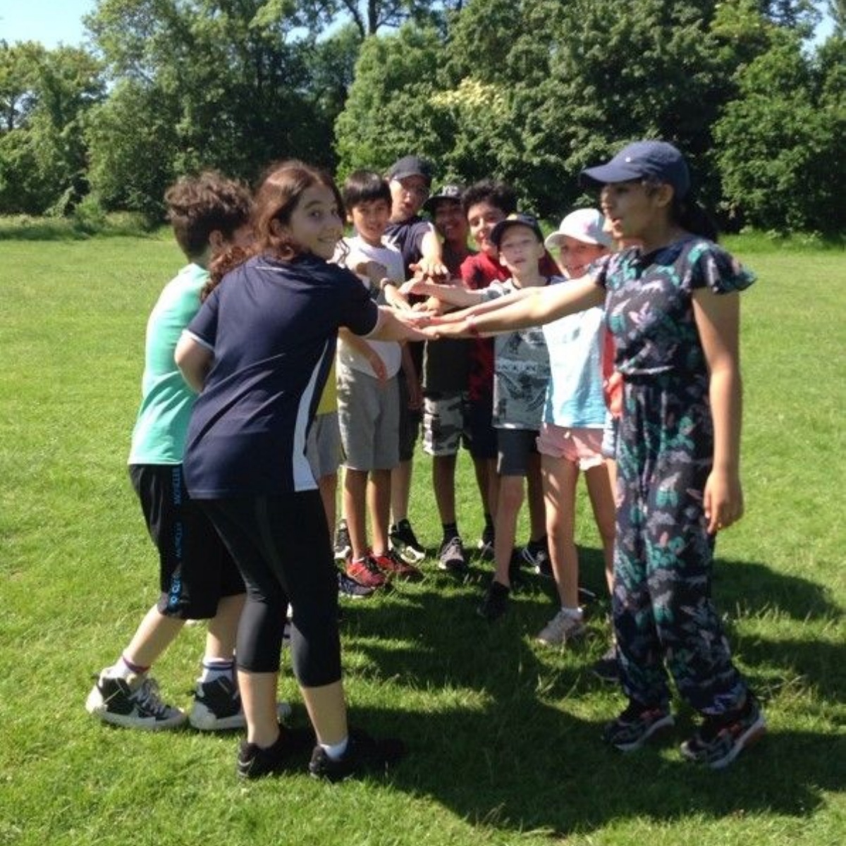 Garden Suburb Junior & Infant School - Year 6 play rounders!